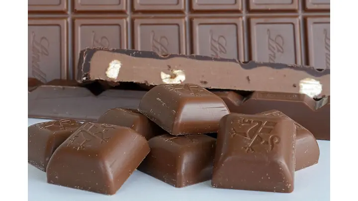 Swiss Chocolate Giants Face Diverging Fortunes Amid Rising Cocoa Prices