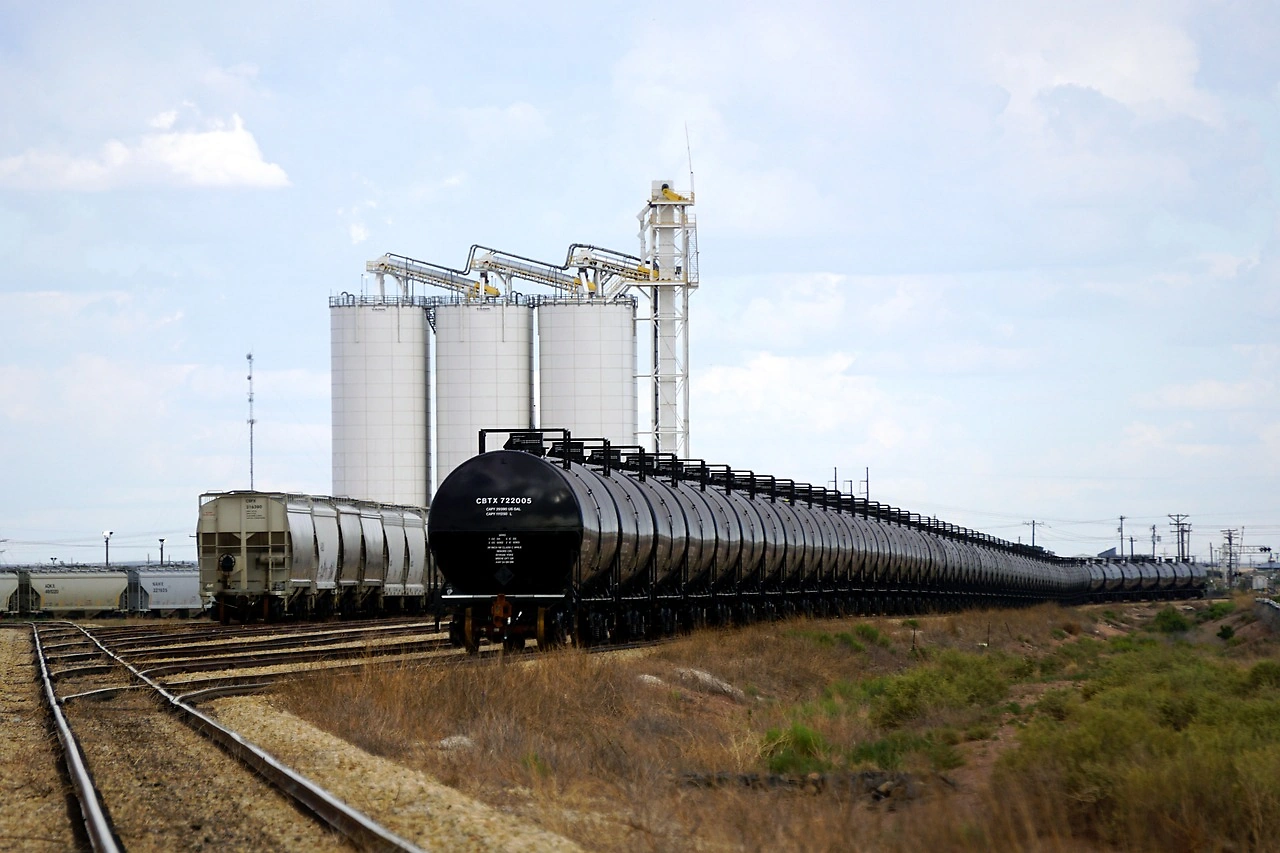 Azerbaijan Ships Fuel to Armenia by Rail for First Time in Decades