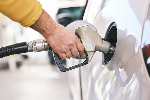 U.S. Gasoline Prices Drop Below $3, Boosting Consumer Spending