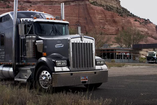 Daimler Truck Reports 8% Decline in Q1 Sales