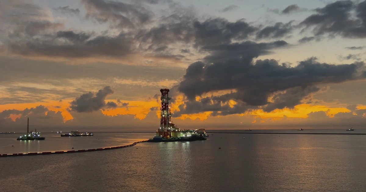 Oil Prices Rally for Fourth Session as US-Iran Standoff Over Strait of Hormuz Continues